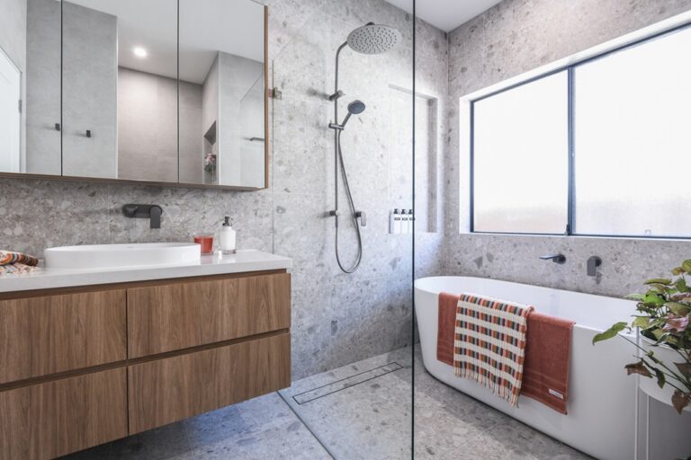 Incredible Open Shower Designs That Simplify Bathroom Cleaning Routines